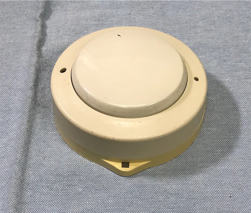 【備忘録】P型 差動式・定温式（移報出力付き S端子・P端子・3線式）感知器(リーク孔)を見てみる。DSC-2 DSC-2K 2SC1-L 2SA-PH BV42208 カジノンBV1290 ...