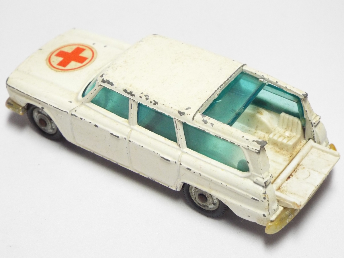 天井が開く救急車 ─ Husky Studebaker Wagonaire Ambulance - 手のひら駐車場日誌