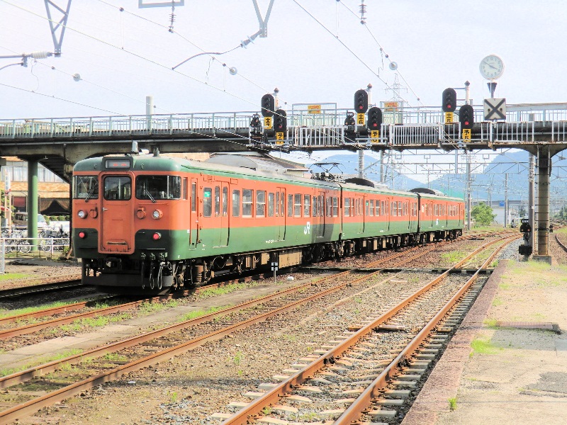 岡山電車区の115系D26編成とD27編成が濃黄色への塗装変更を取りやめ - JR撮影日記