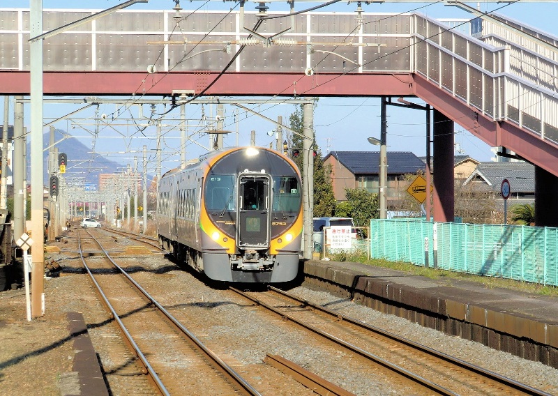 予讃線鬼無駅でJR四国8600系新型特急電車E13編成を撮影 - JR撮影日記