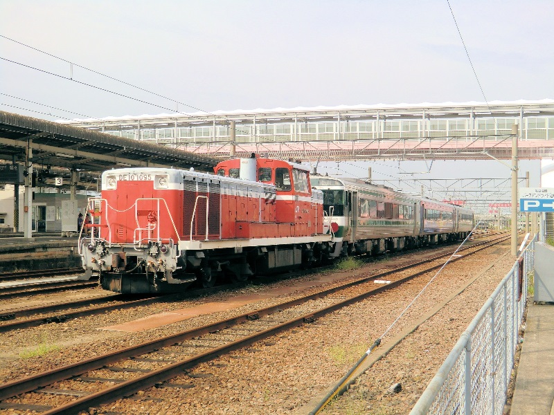 入換機関車で解体中の急行車両とDE10-1139号機の連結 - JR撮影日記