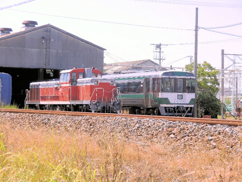 DE10-1139ディーゼル機関車とJR四国キハ185系特急気動車緑帯が - JR撮影日記