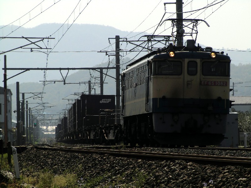 逆光で撮る 貨物列車EF65-1082号機 - JR撮影日記