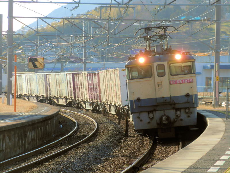 新鶴見機関区EF65-1079号機にplayback - JR撮影日記