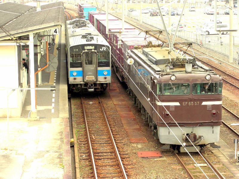 跨線橋で見たEF65-57号機と121系電車 - JR撮影日記