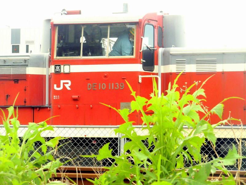 7200系電車のすれ違い 国鉄DE10形ディーゼル機関車1139 - JR撮影日記