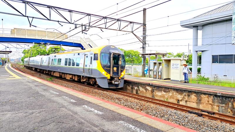 国分駅で出会うとは思わなかった記念ステッカーを取り付ける8600系E1編成 - JR撮影日記