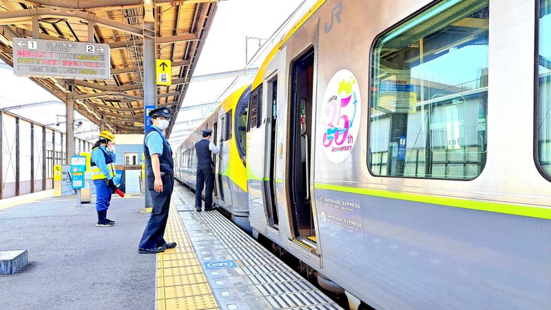 発車を待つ8600系E1編成 - JR撮影日記