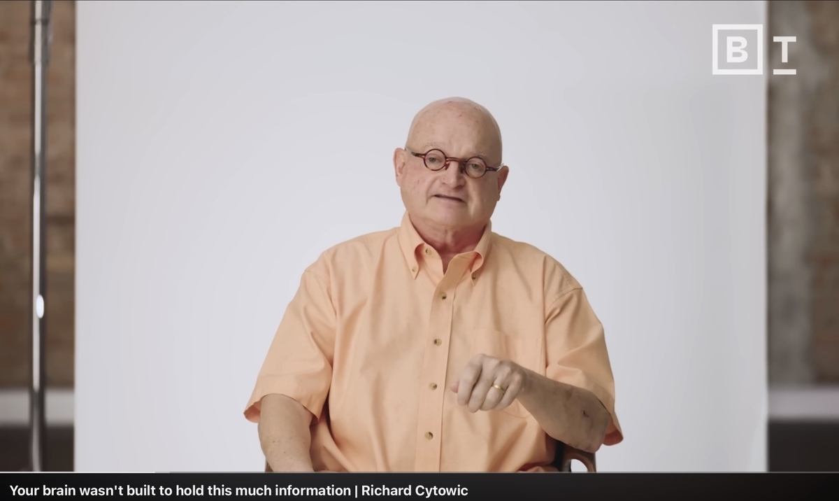 スマホの画面を見続ける石器時代の脳 / Richard Cytowic - 僕ら脳はそれだけの情報を処理できるように作られていない ...