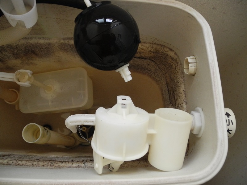 〔住まいのDIY〕水洗トイレの漏水修理 INAX W節水洋風タンク密結便器 DT-2810 - しんこのブログ