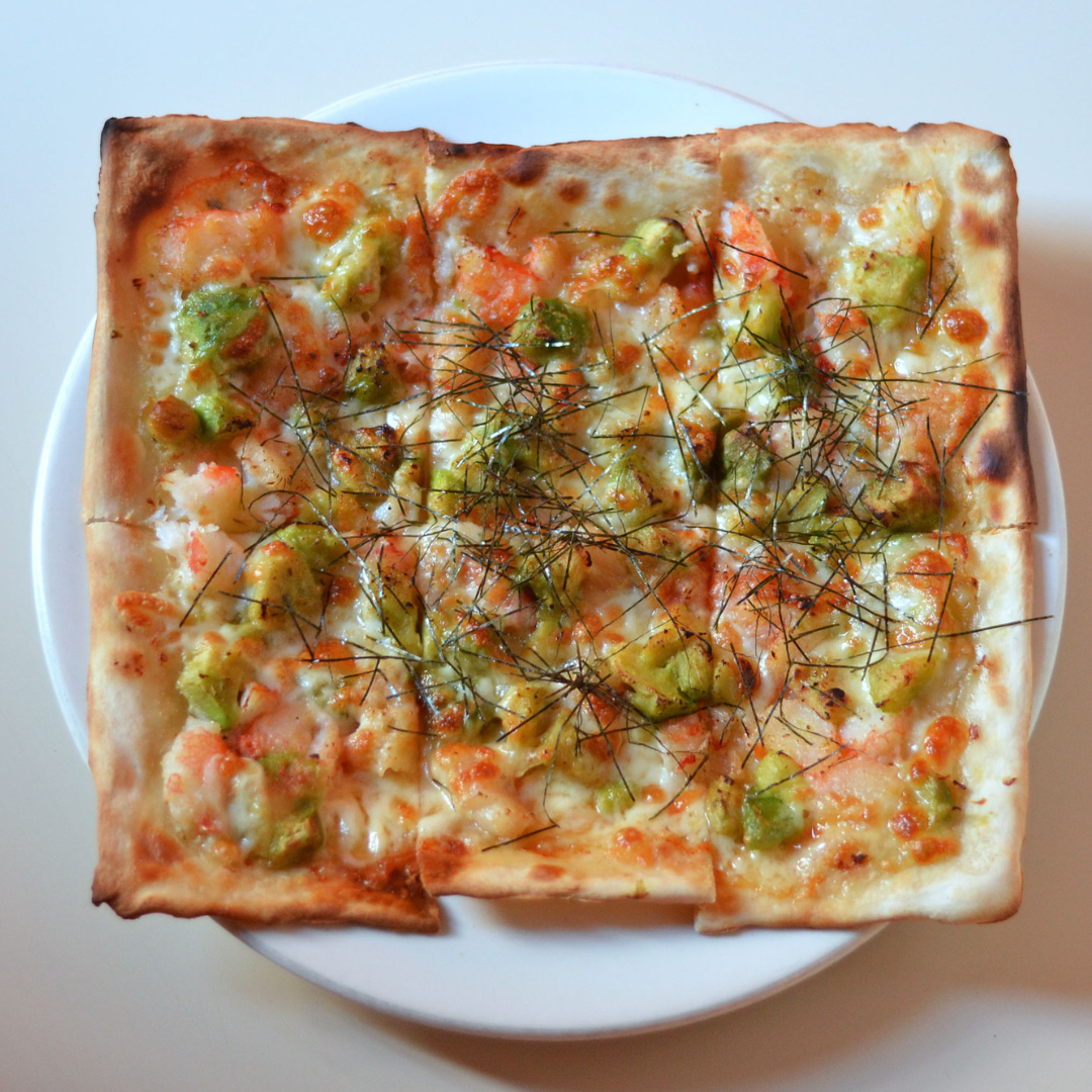 「ズワイガニとアボカドのタルタル茎わさびソースのピザ」のご紹介 - sinamo news