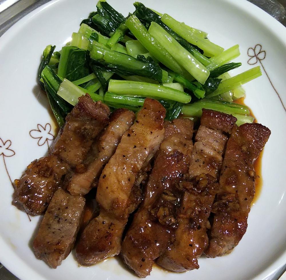 ポークステーキ 小松菜のバターソテー & 人参と卵の甘辛炒め - おうちびと