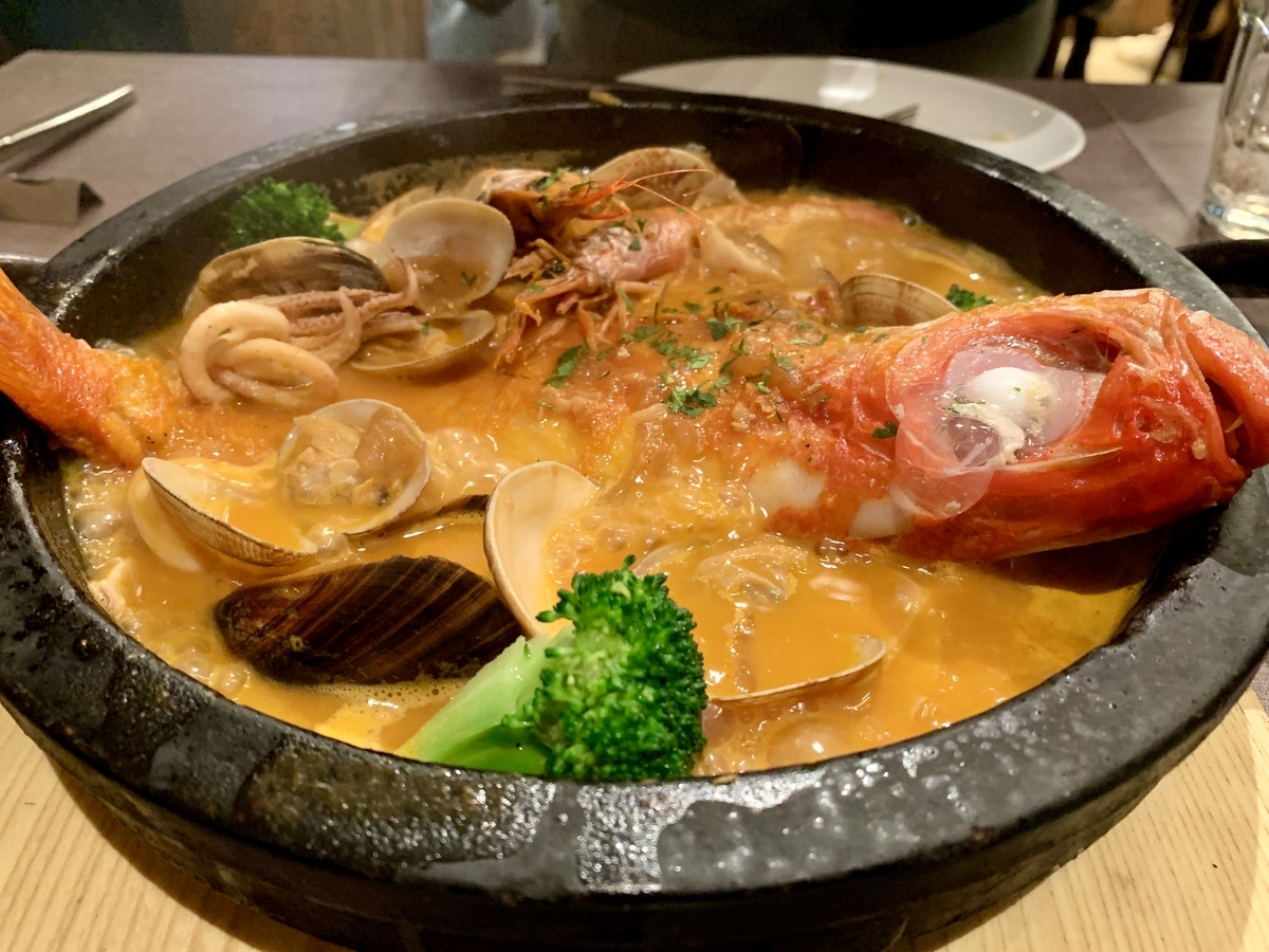 Bistro Uokin（ビストロ魚金）海の幸とワインの誘惑: 地金目鯛のブイヤベース - 空飛ぶコブタのひとりごと