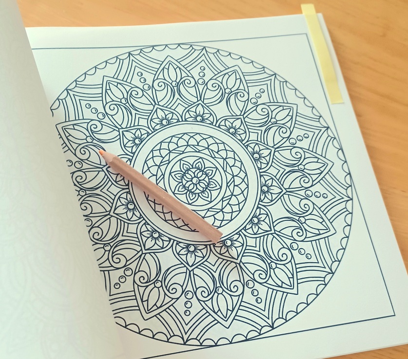 『Mandala Coloring Book』より ① - 塗り絵さんぽ