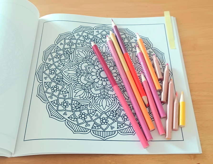 『Mandala Coloring Book』より ① - 塗り絵さんぽ