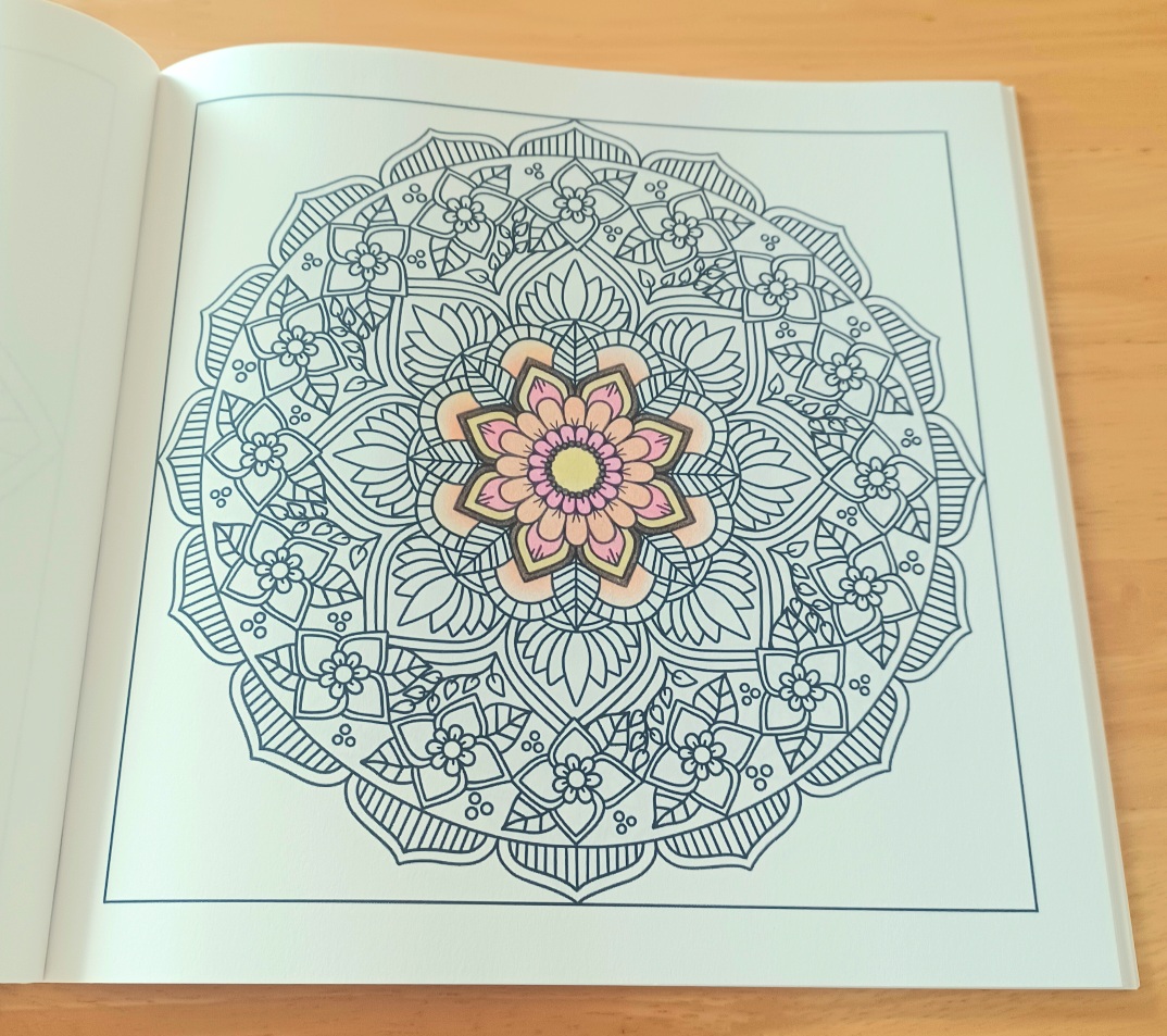 『Mandala Coloring Book』より ① - 塗り絵さんぽ