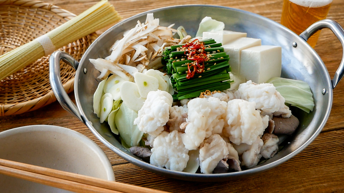 濃いスープ＆牛乳が味の決め手！牛モツ鍋濃厚味噌仕立ての作り方【美窪たえ】 - メシ通 | ホットペッパーグルメ