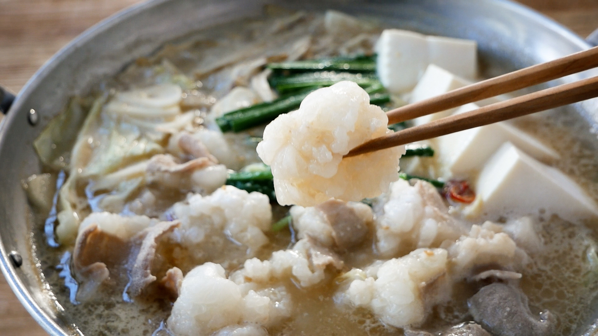 濃いスープ＆牛乳が味の決め手！牛モツ鍋濃厚味噌仕立ての作り方【美窪たえ】 - メシ通 | ホットペッパーグルメ