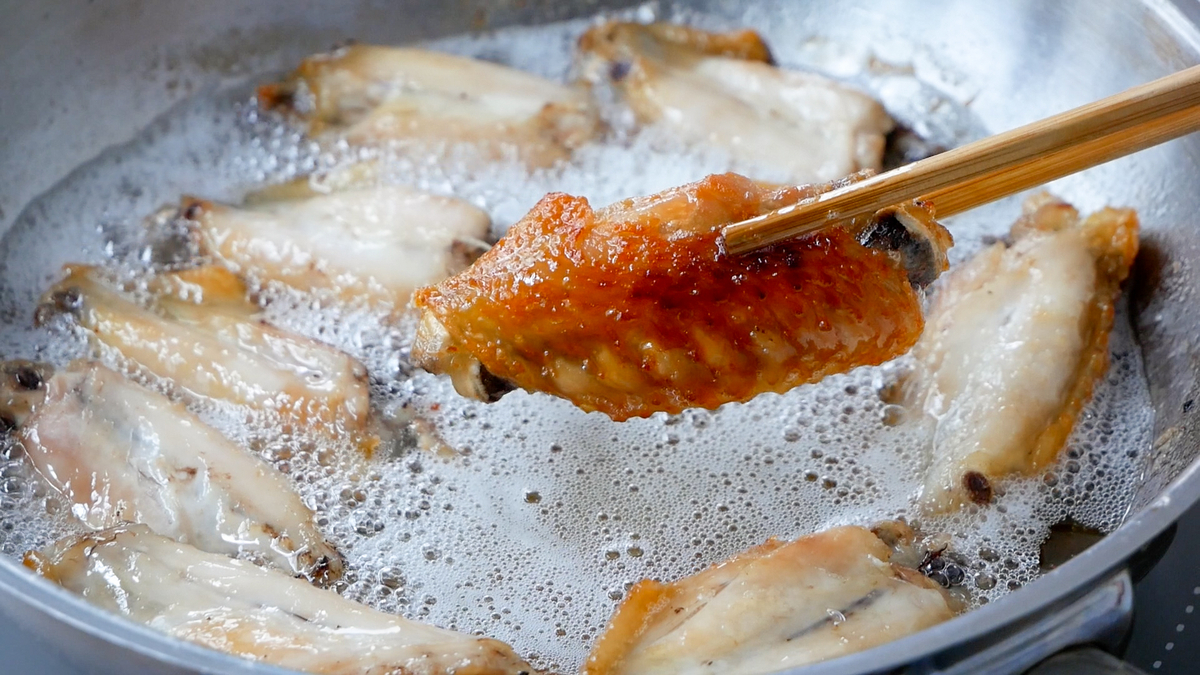 手羽先をあめ状のパリッと食感に！肉々しさも楽しめる手羽先の北京ダック風の作り方【美窪たえ】 - メシ通 | ホットペッパーグルメ