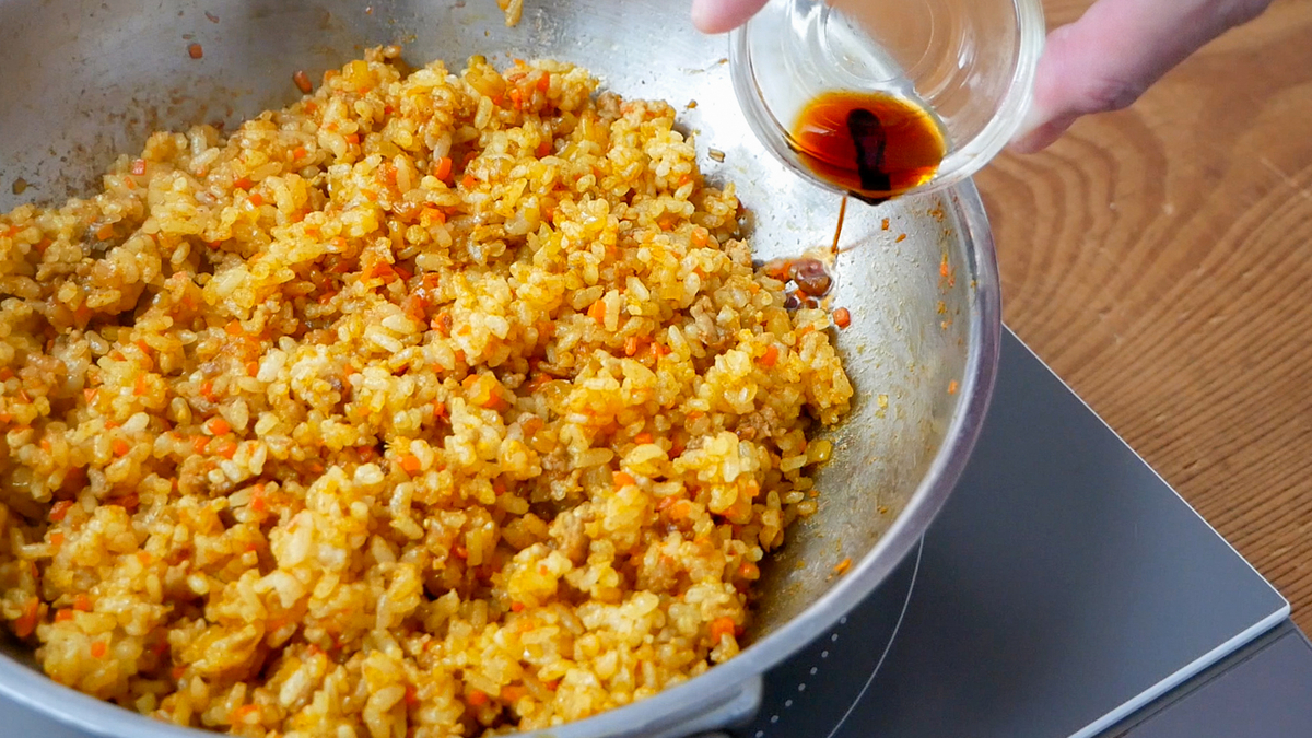 野菜と豚ひき肉の豊かなうま味を凝縮！フライパンひとつで完結「しっとりドライカレー」の作り方【美窪たえ】 - メシ通 | ホットペッパーグルメ