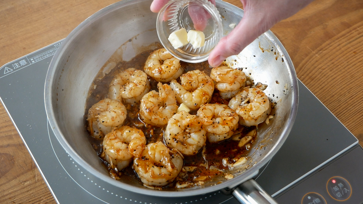 プリッとした食感と辛さが後を引く！ビールによく合う「エビのブラックペッパーソース炒め」の作り方【美窪たえ】 - メシ通 | ホットペッパーグルメ