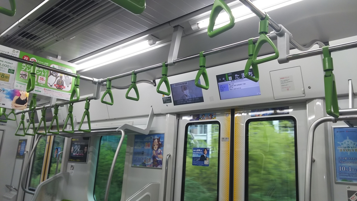 E235系は車内蛍光灯位置見直しを - 平行普通列車