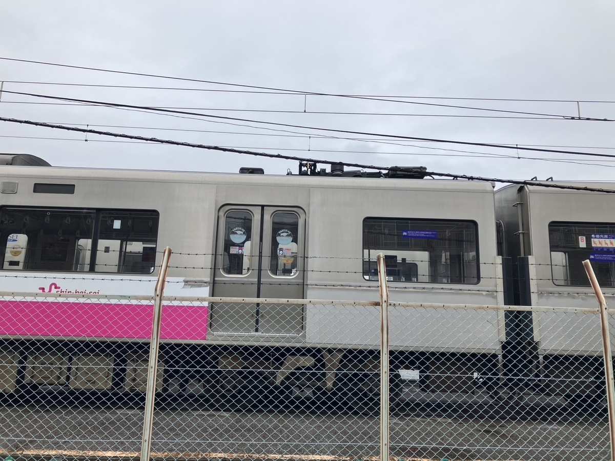 新京成N818編成 一部車両の車体側面ピンクラインが剝がされる - 平行普通列車