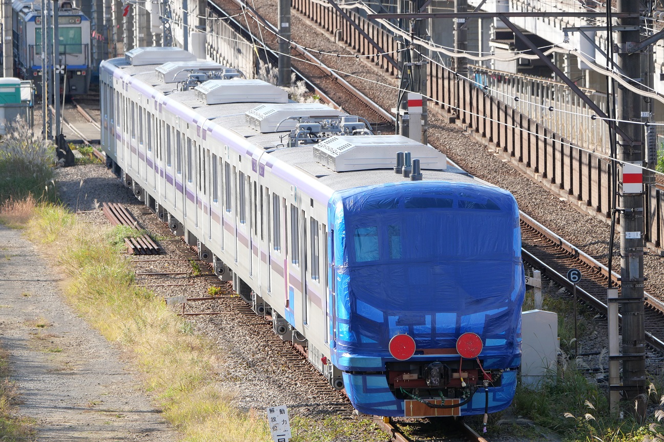 東京メトロ18000系18104F(編成)甲種輸送、JR横浜線沿線にて - 線路を行く
