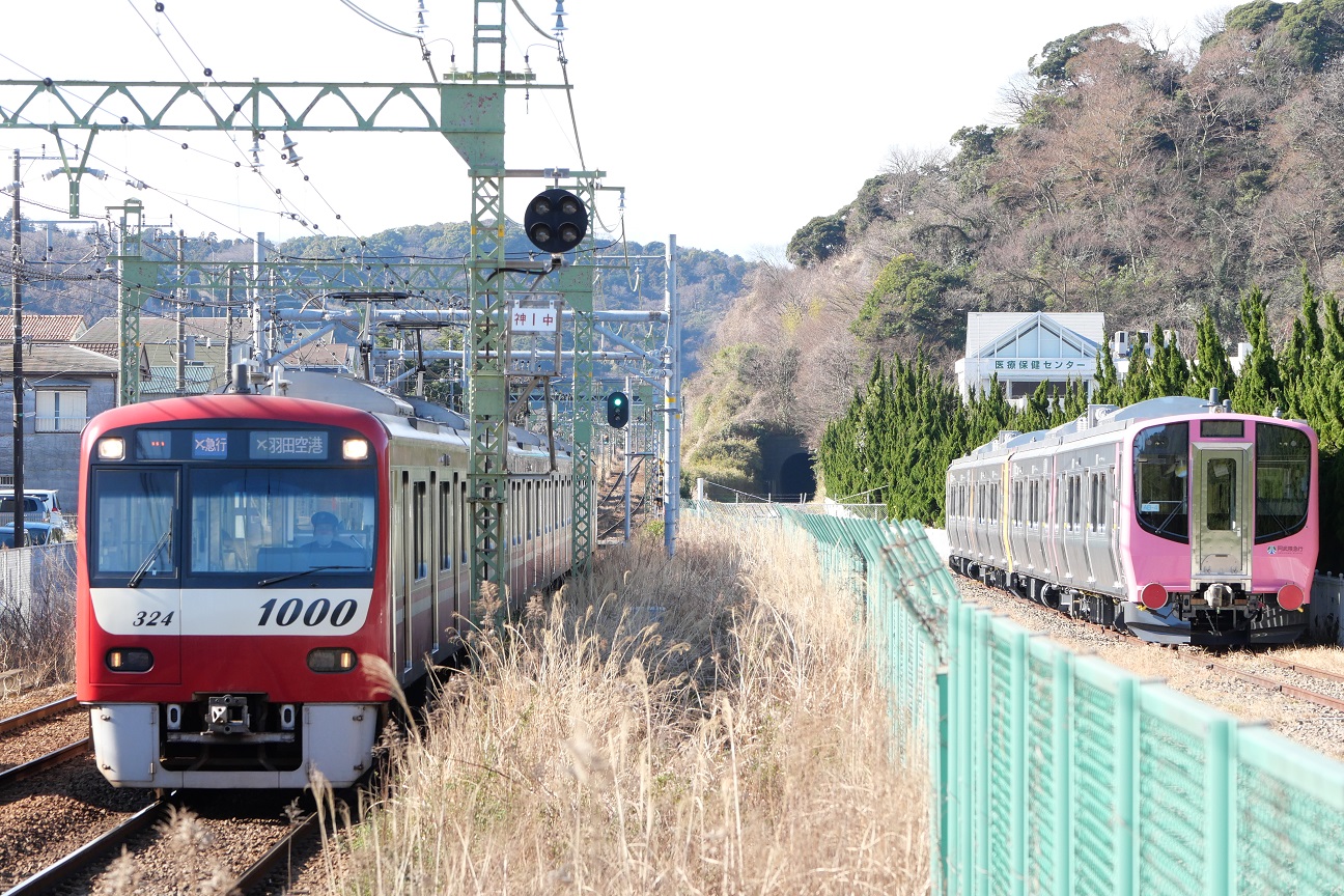 阿武隈急行AB900系 AB-4編成 ＋ AB-5編成 、神武寺駅にて - 線路を行く