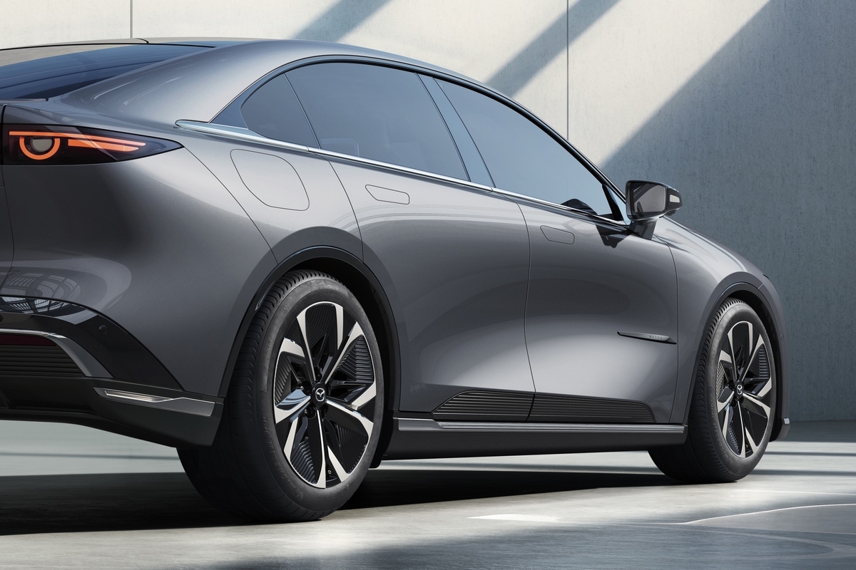 長安マツダが新型BEV/PHEVモデル「MAZDA EZ-6」を正式発表、北京モーターショーでは新しいコンセプトカー「MAZDA創ARATA ...