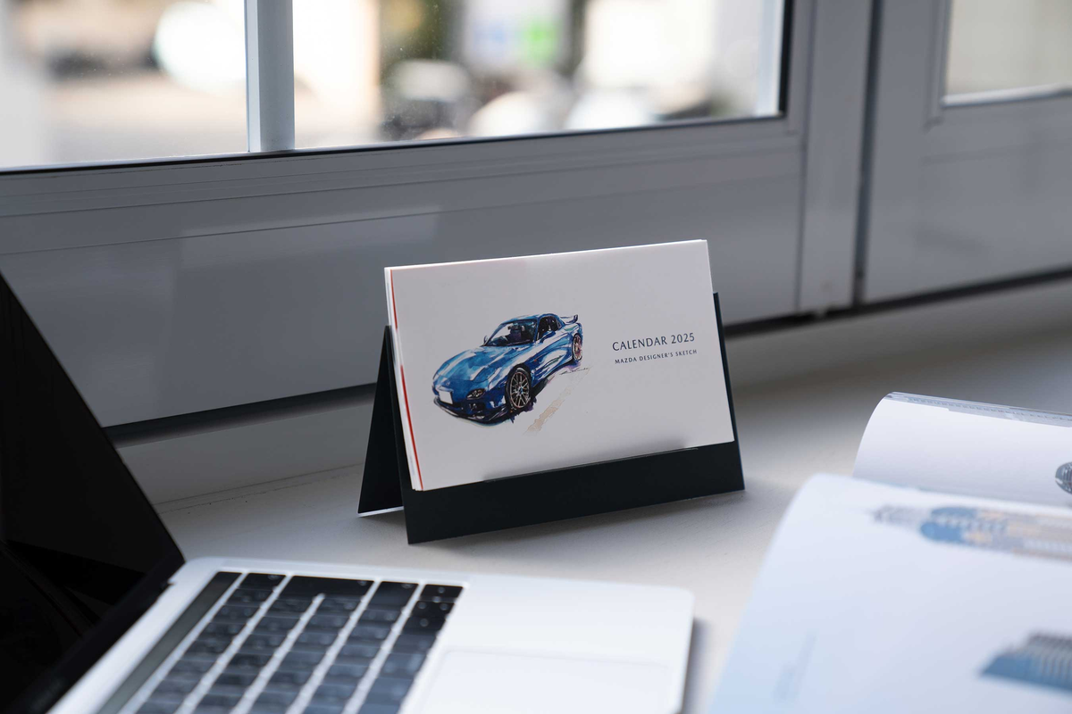 2025年1月10日に発売されるMAZDA COLLECTIONの新グッズ（ICONIC SPのモデルカーやデザイナースケッチTシャツ etc ...