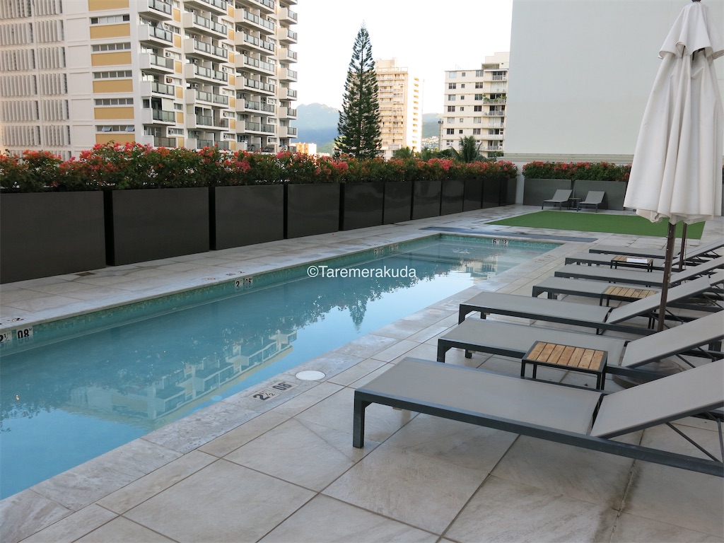 『Swell Pool & Bar』モダンラグジュアリー感が半端ない！インフィニティプール＆バー - アロヒラニ・リゾート・ワイキキ・ビーチ ...