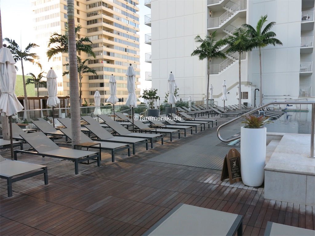 『Swell Pool & Bar』モダンラグジュアリー感が半端ない！インフィニティプール＆バー - アロヒラニ・リゾート・ワイキキ・ビーチ ...