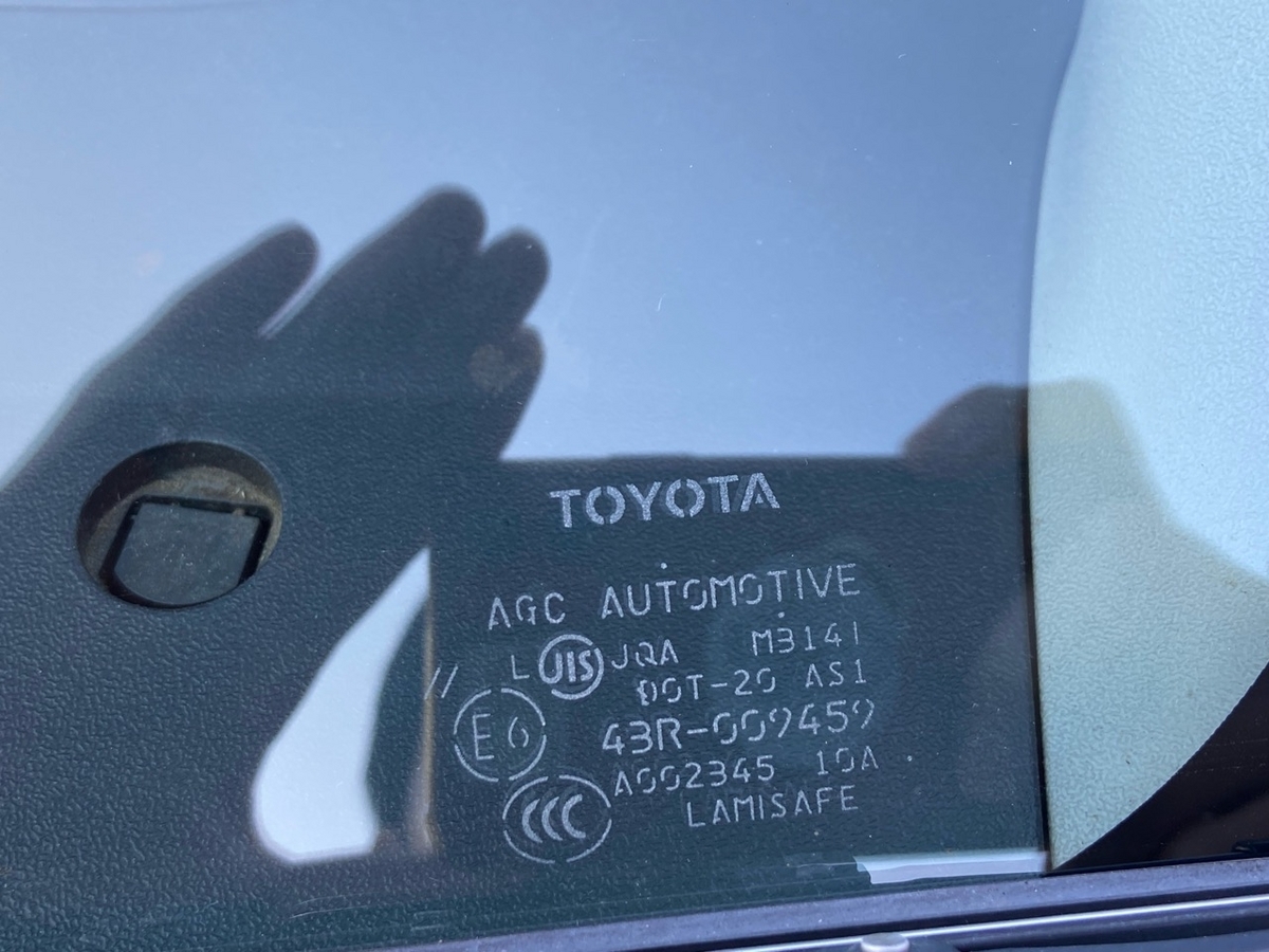 KDH206のハイエース、フロントガラス交換は約11万円弱 - MHOエンジニアリング