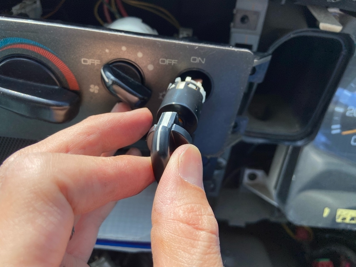 キャンターFE52CB、長く使ってくると高確率でエアコンスイッチがもげる - MHOエンジニアリング