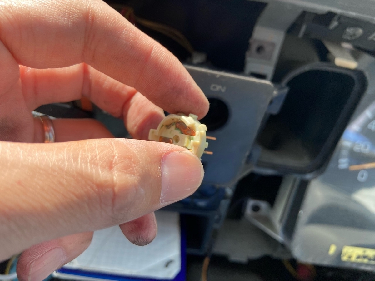 キャンターFE52CB、長く使ってくると高確率でエアコンスイッチがもげる - MHOエンジニアリング