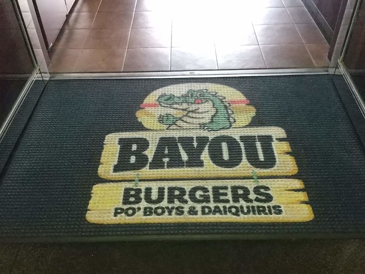 【横須賀】BAYOU BURGERSで最も巨大なハンバーガーにチャレンジ！ - フェンスの向こうのアメリカ・グルメ探検