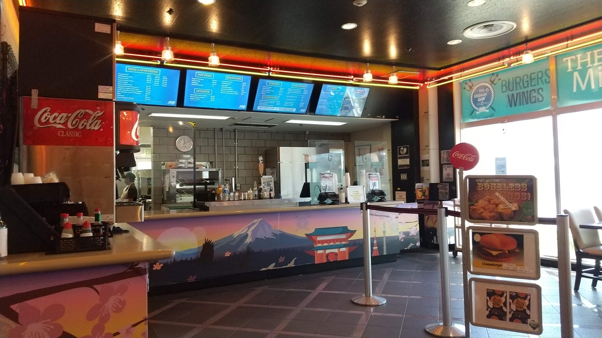 【横須賀】ここにも巨大ピザ！「The Midway Grill」のアメリカンなピザを堪能！ - フェンスの向こうのアメリカ・グルメ探検