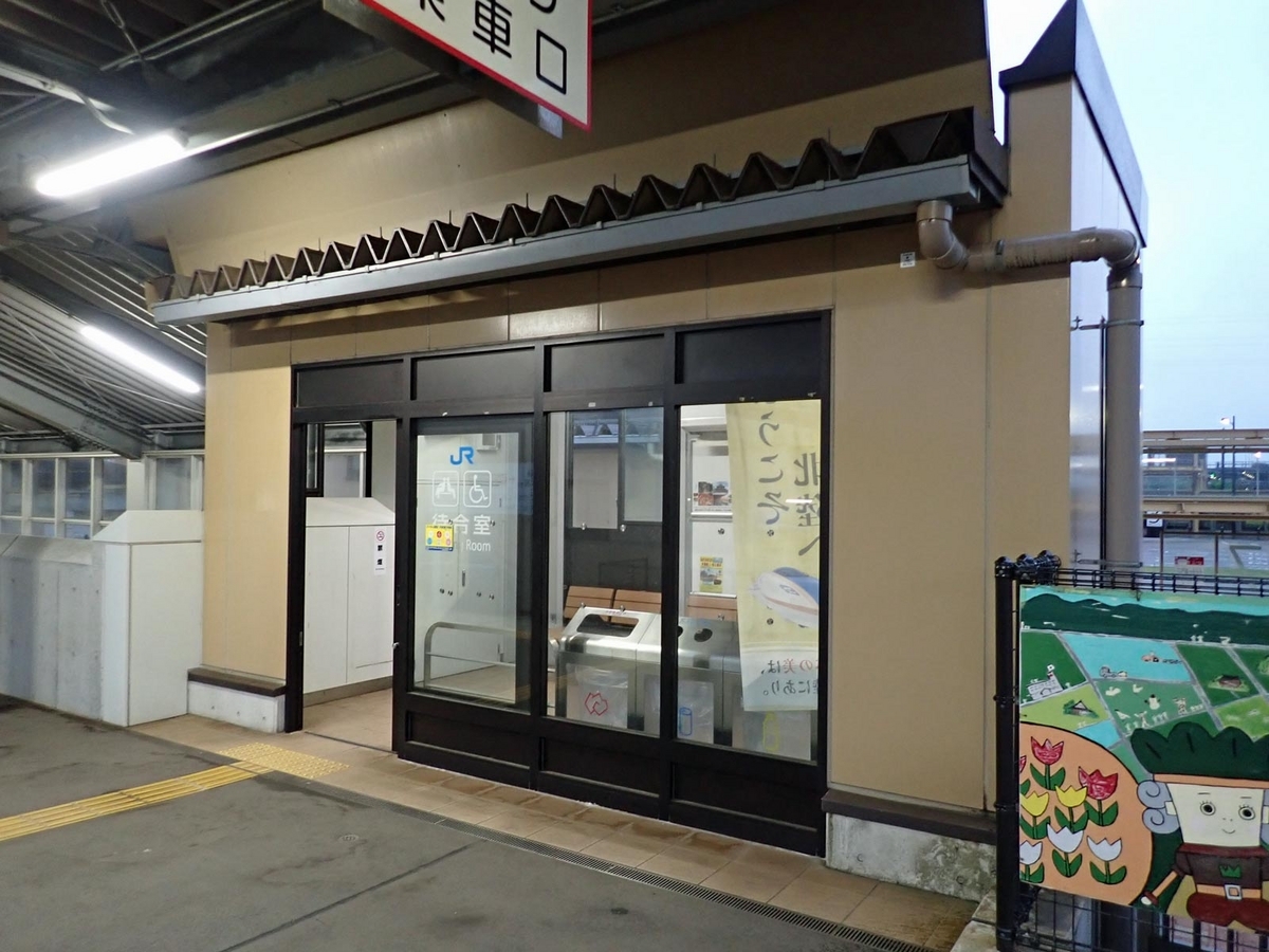 城端線:新高岡駅 (しんたかおか) - tkmov(バイクとローカル線と)