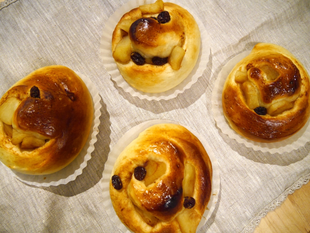 りんごとレーズンのシナモンロール - おいしいパンのしくみとしこみ