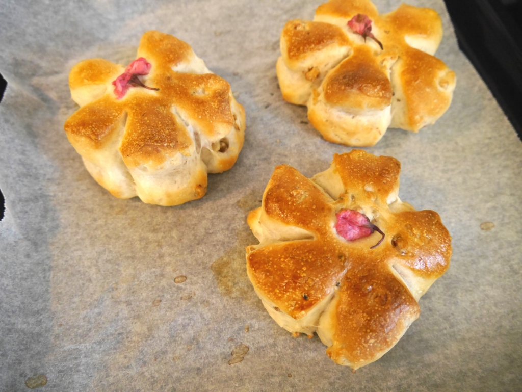 季節限定：桜とくるみのパン - おいしいパンのしくみとしこみ