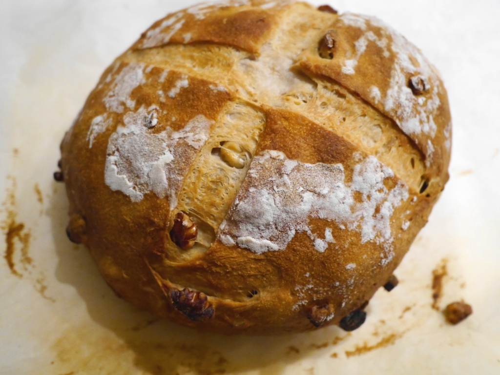 捏ねずに作るふんわりしっとりレーズン胡桃パン - おいしいパンのしくみとしこみ