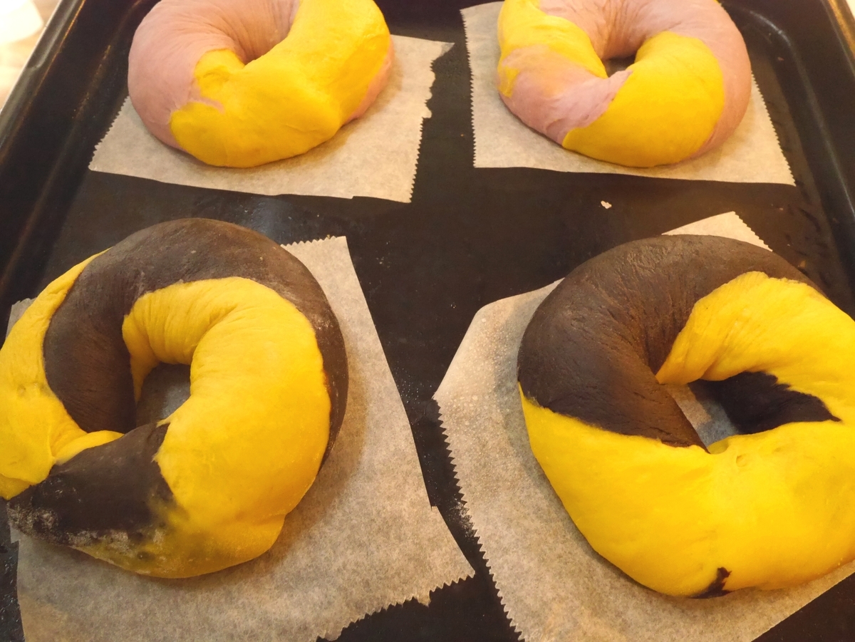 ハロウィンの2色ベーグル - おいしいパンのしくみとしこみ