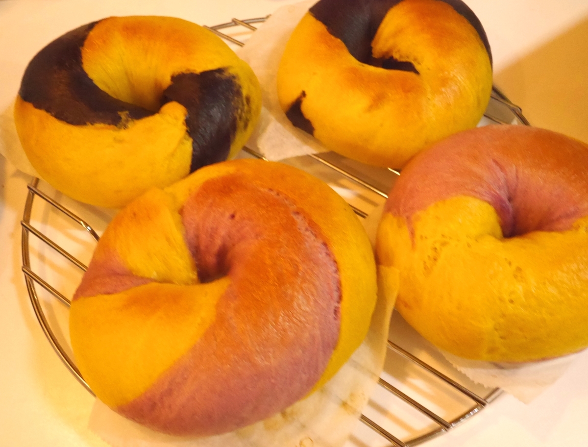 ハロウィンの2色ベーグル - おいしいパンのしくみとしこみ