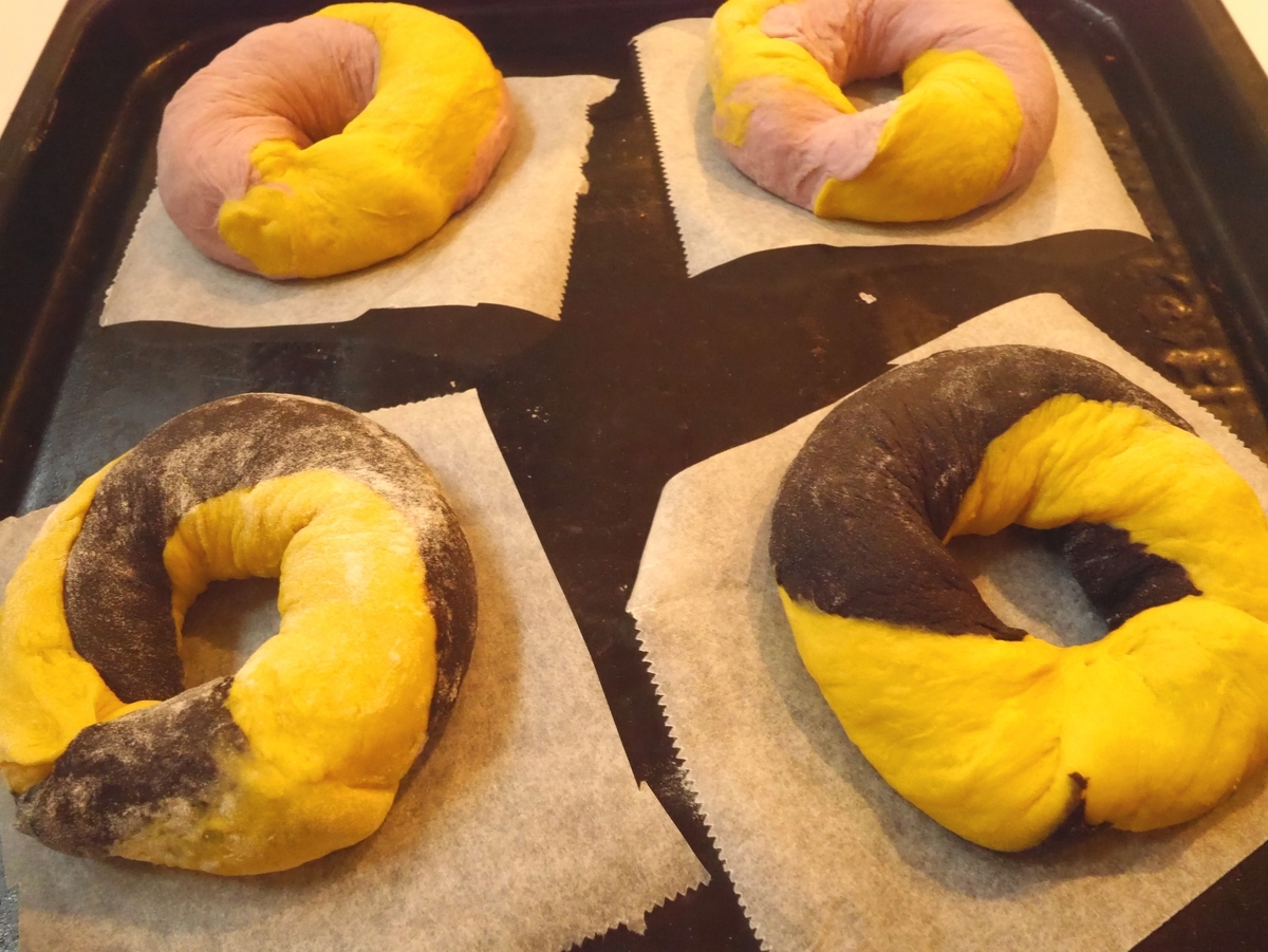 ハロウィンの2色ベーグル - おいしいパンのしくみとしこみ