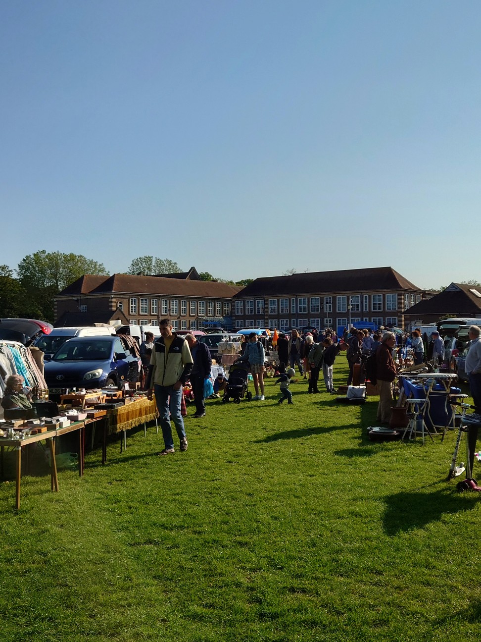 月初はやっぱり、毎月第一日曜開催のフリーマーケット『Chiswick Car Boot Sale』っしょ - ロンドンのテムズでズンドコ ...