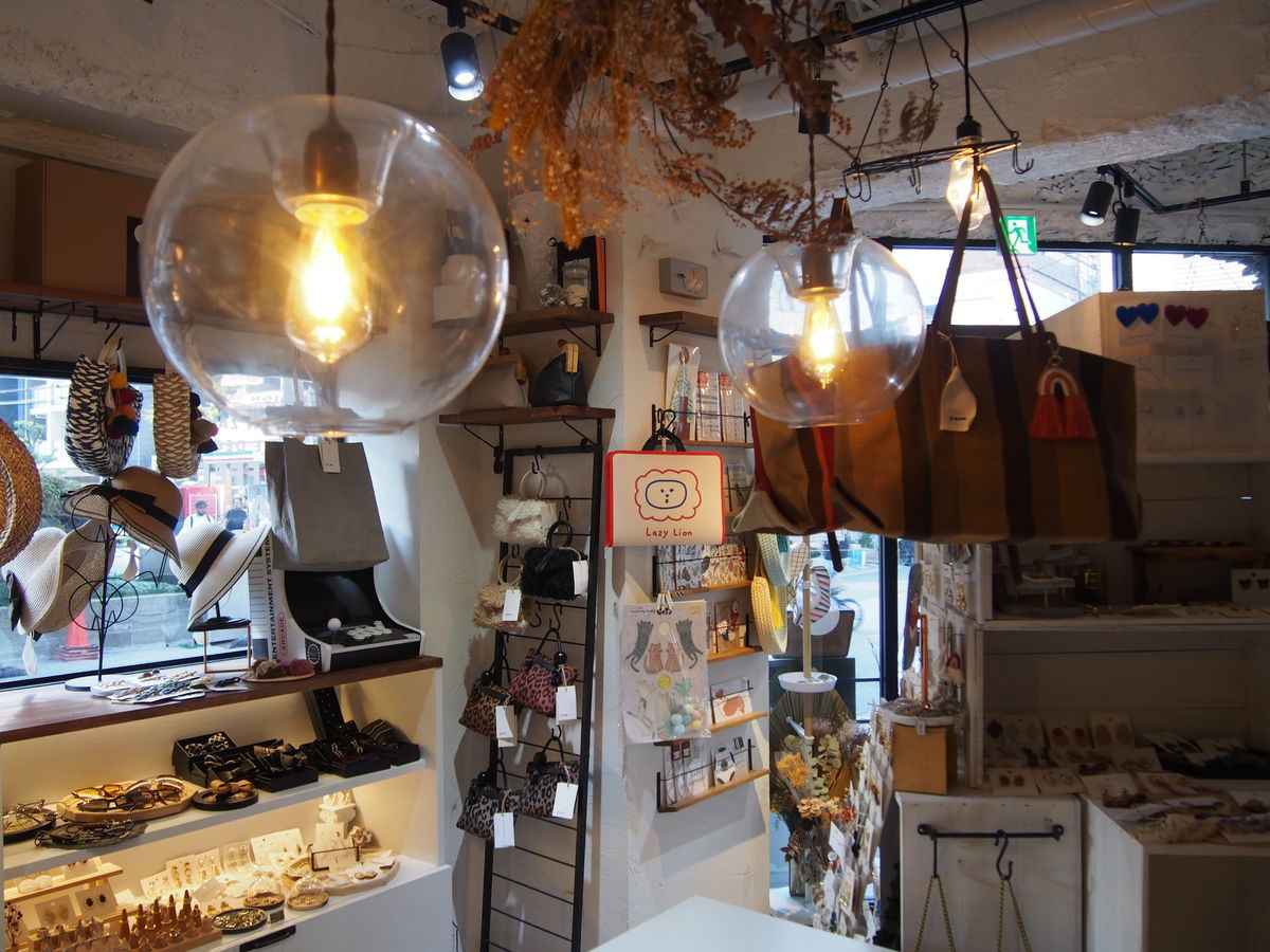 世界中から集められたデザイン雑貨とおいしいコーヒー【KATACHI cafe】大阪 - トラリブ Travel Blog