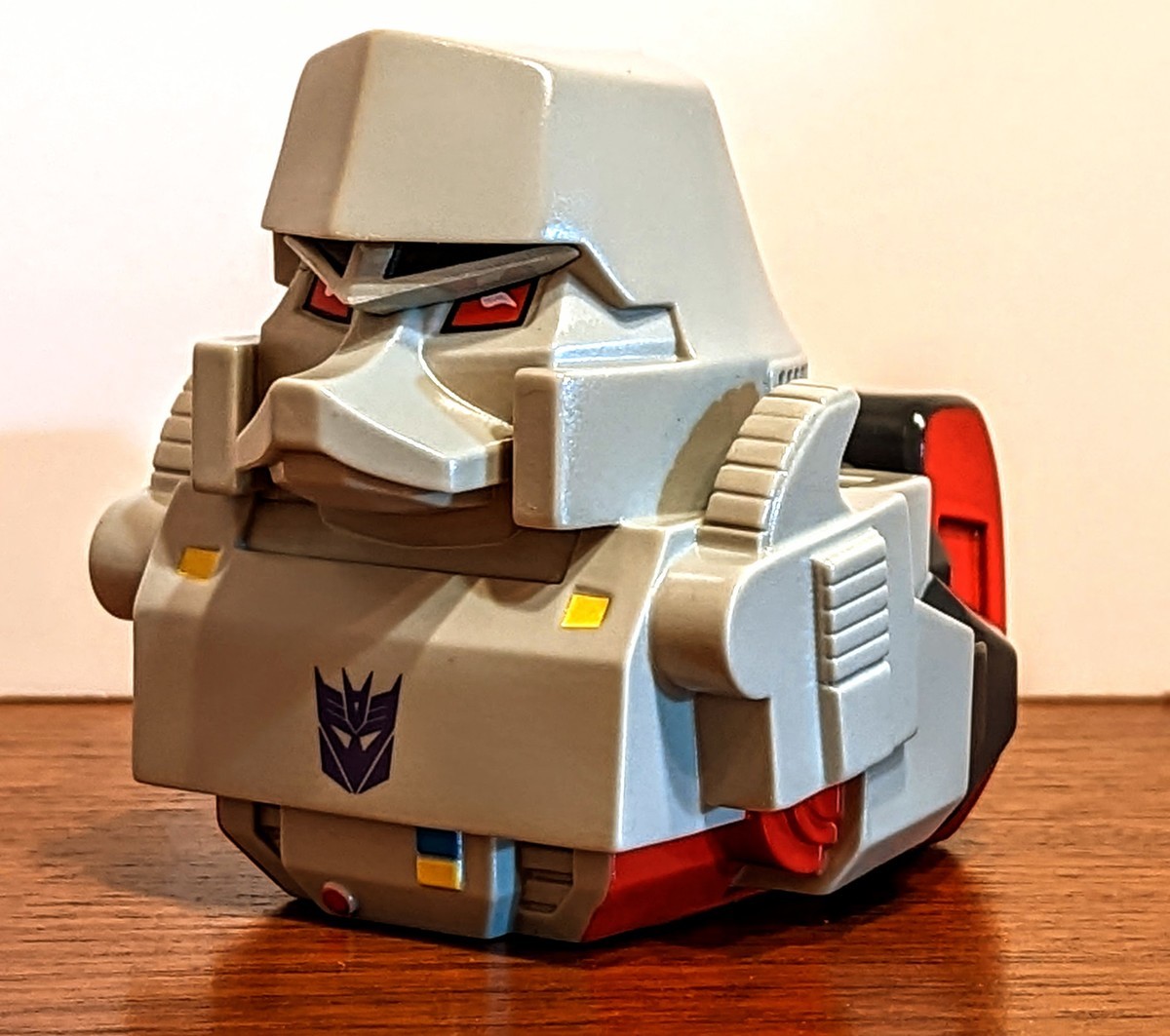 Transformers Megatron Cosplaying Duck Collectible (2022) - 変圧器たち