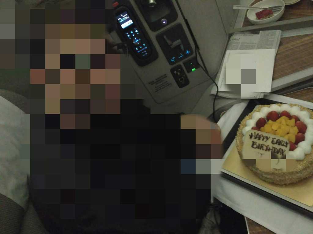 キャセイ機内で誕生ケーキ KA902 ファーストクラス搭乗記 - でこぼこトラベル