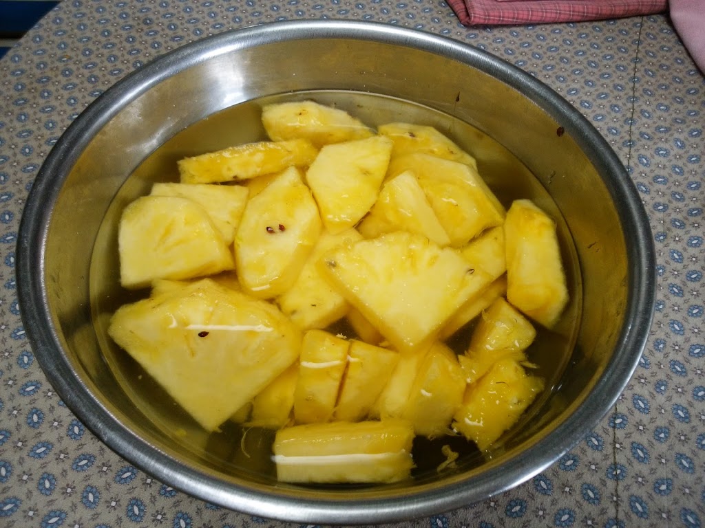 How to eat pineapple - Someday Somewhere